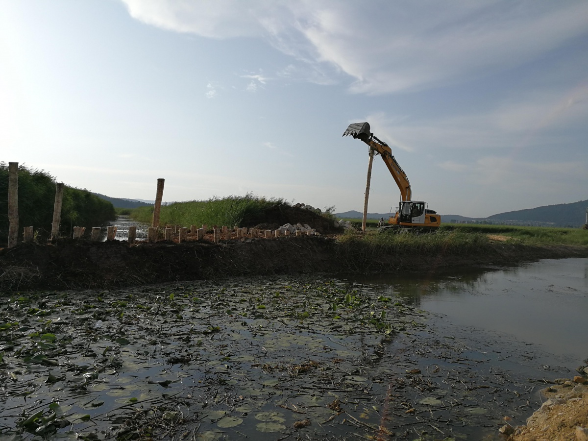 File:Strenghtening the channel barrier.jpg - RESTORE